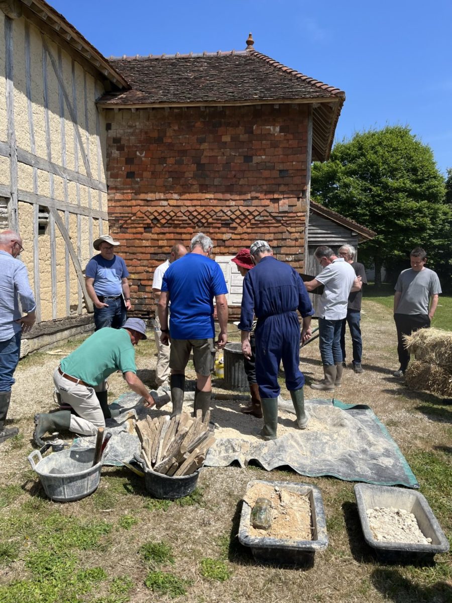 Ateliers rénovation torchis : une formation à réitérer ! - PNR Forêt d ...